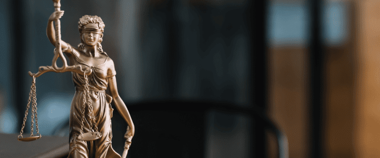 Parricide : histoire, causes et impact sur la société moderne