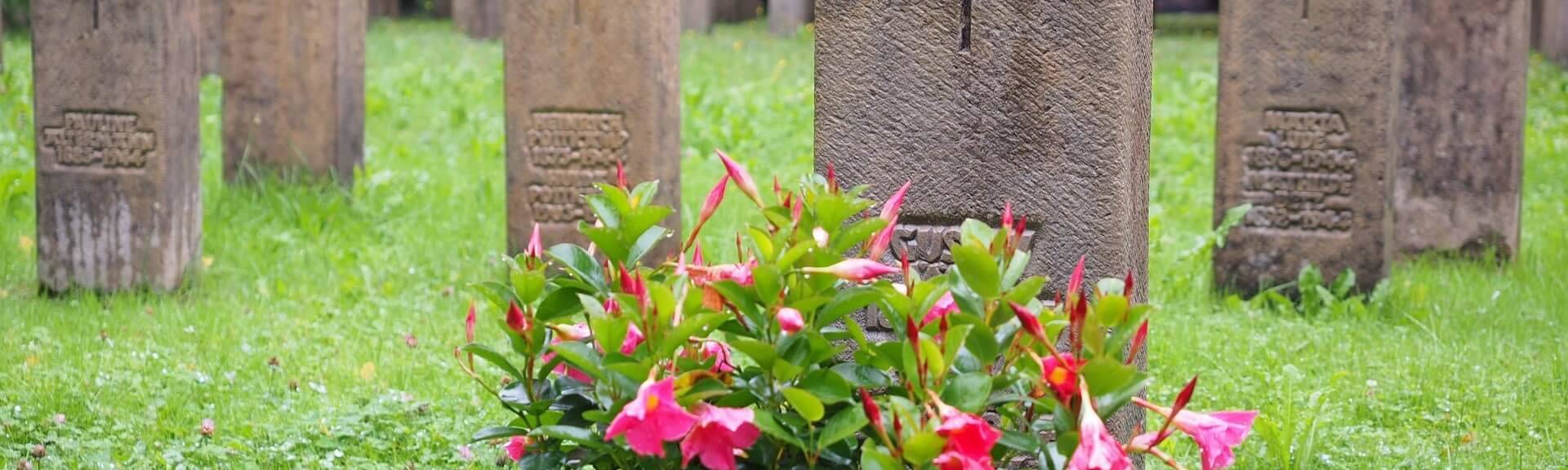 La stèle funéraire, prolongement de la pierre tombale